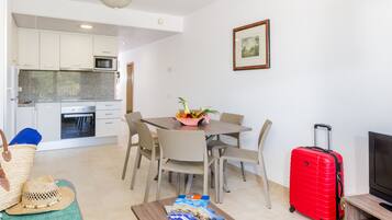 Apartamento, 2 quartos | Refeições no quarto