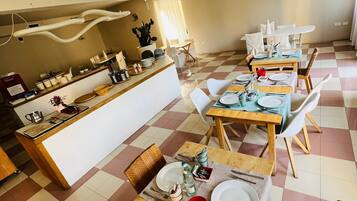 Pequeno-almoço tipo buffet diário mediante uma taxa