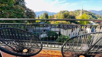 Quarto Quádruplo Deluxe, varanda | Secretária, roupa de cama fornecida