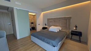 Quarto casal superior | Escrivaninha, roupa de cama