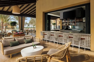 2 bares/lounges, um bar junto à piscina
