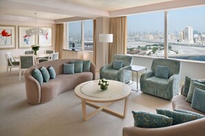 Frigobar, cofres nos quartos, escrivaninha, quartos à prova de som