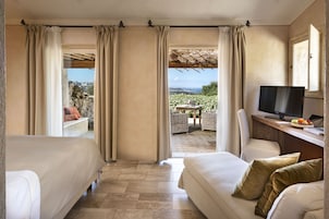 Roupas de cama premium, frigobar, cofres nos quartos, escrivaninha