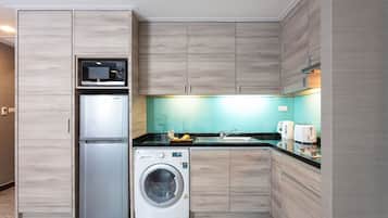 One Bedroom Premier | Cozinha privada | Um frigorífico, um micro-ondas, uma placa de cozinha