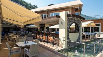 Bar junto à piscina