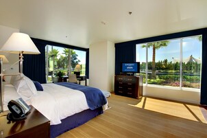 Suíte superior, 1 cama King | Roupas de cama premium, escrivaninha, cortinas blackout