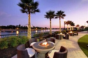 Serviço de jantar, vistas para a piscina 