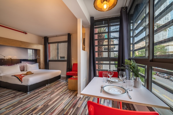 Estúdio | Cofre no quarto, secretária, cortinas/cortinados opacos