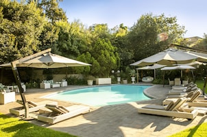 Piscina exterior, guarda-sóis, espreguiçadeiras 