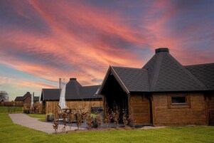 Cabana de Madeira Deluxe | Roupa de alta qualidade, edredões de penas, cofre no quarto, secretária 