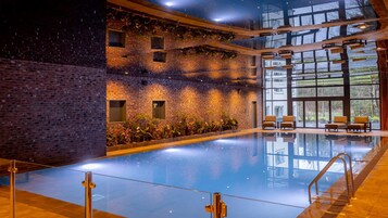 Piscina interior, espreguiçadeiras 