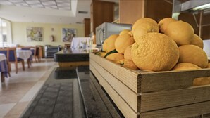 Uma caixa de madeira cheia de laranjas no saguão de um hotel.
