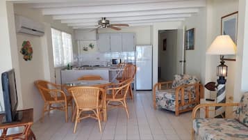 1 Bedroom Ocean View | Cozinha privada | Geladeira, micro-ondas, cooktop, cafeteira/chaleira