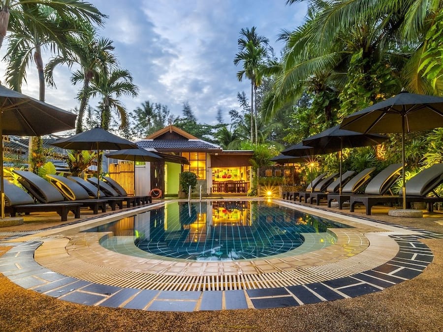 Piscina exterior, uma piscina com cascata