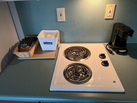 Um frigorífico, um micro-ondas, uma cafeteira/bule