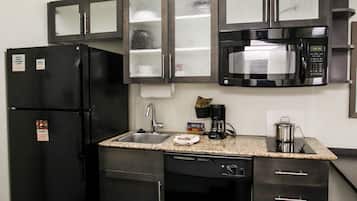 Geladeira grande, micro-ondas, cooktop, lava-louças