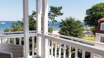 Quarto casal, vista parcial para o mar | Camas com colchões pillow-top, frigobar (abastecido com itens grátis)