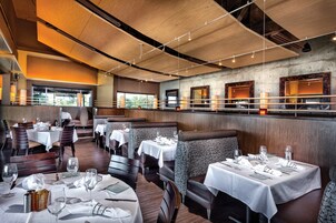 2 restaurantes: servem almoços e jantares