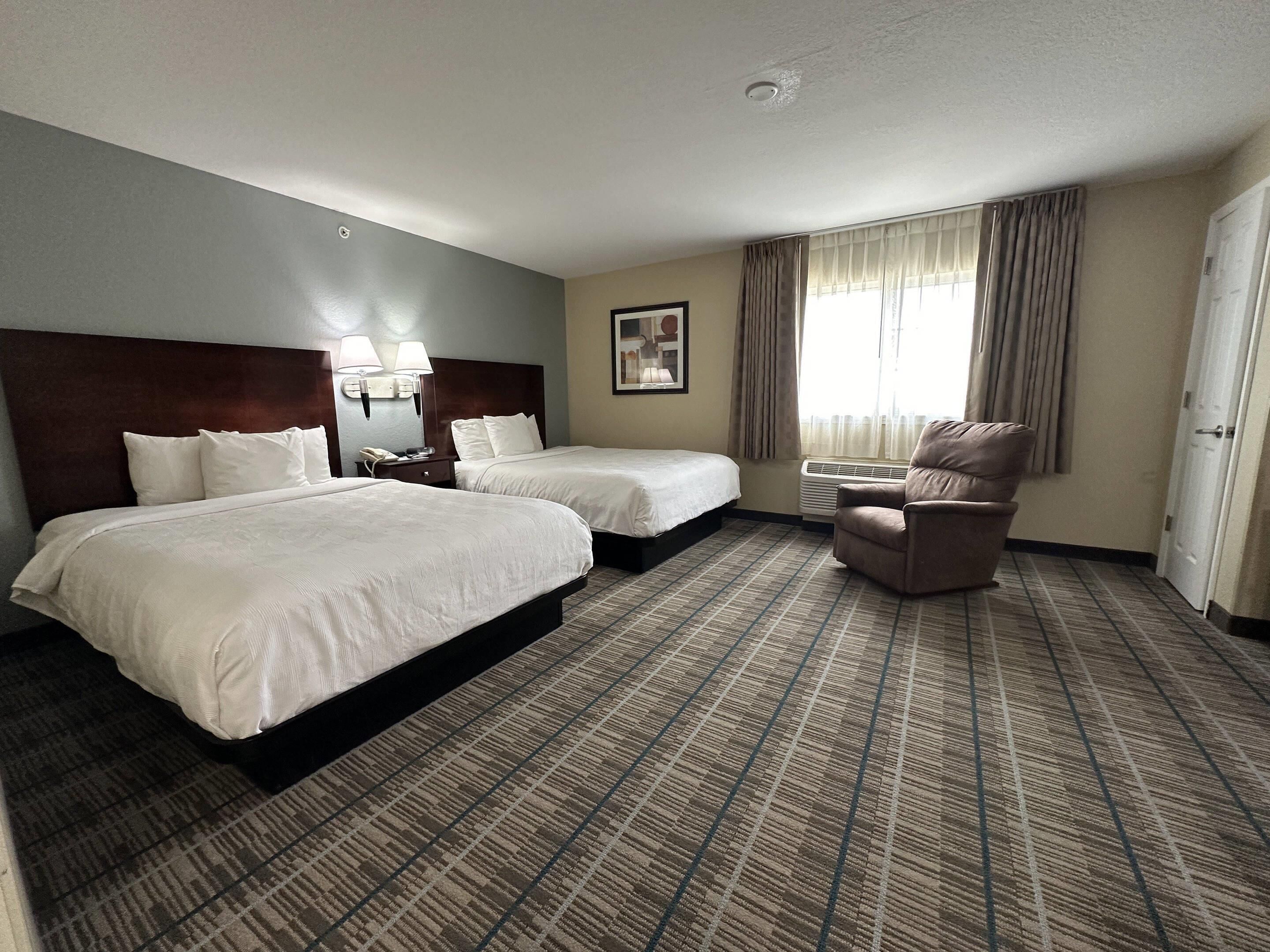 Quarto, 2 camas queen-size, acessível, não fumadores (Efficiency) | Camas de colchão pillowtop, secretária, cortinas/cortinados opacos 