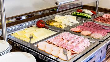 Café da manhã com buffet grátis todos os dias