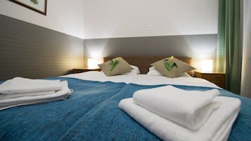 Quarto Twin | Roupa de alta qualidade, secretária, ferro/tábua de engomar