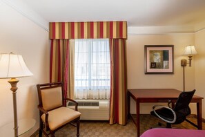 Roupas de cama premium, escrivaninha, cortinas blackout