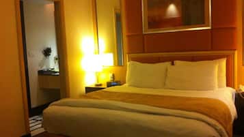 1 quarto, frigobar, cofres nos quartos, escrivaninha