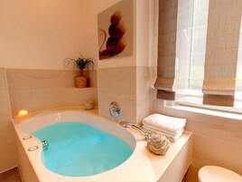 Suite 02 Muenchen | Banheira de hidromassagem