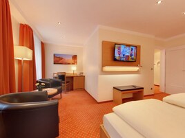  Suite 02 Muenchen | Camas Select Comfort, frigobar, escrivaninha, cortinas blackout