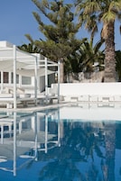 Piscina exterior, guarda-sóis, espreguiçadeiras