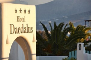 Placa do Hotel Daedalus com vista para a montanha ao fundo.