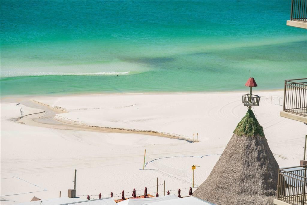 Uma praia privada nas proximidades, voleibol de praia 