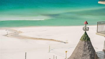 Uma praia privada nas proximidades, voleibol de praia