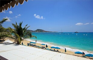 Estúdio, 1 cama king-size, junto à praia | Praia | Na praia, toldos de praia gratuitos, espreguiçadeiras 