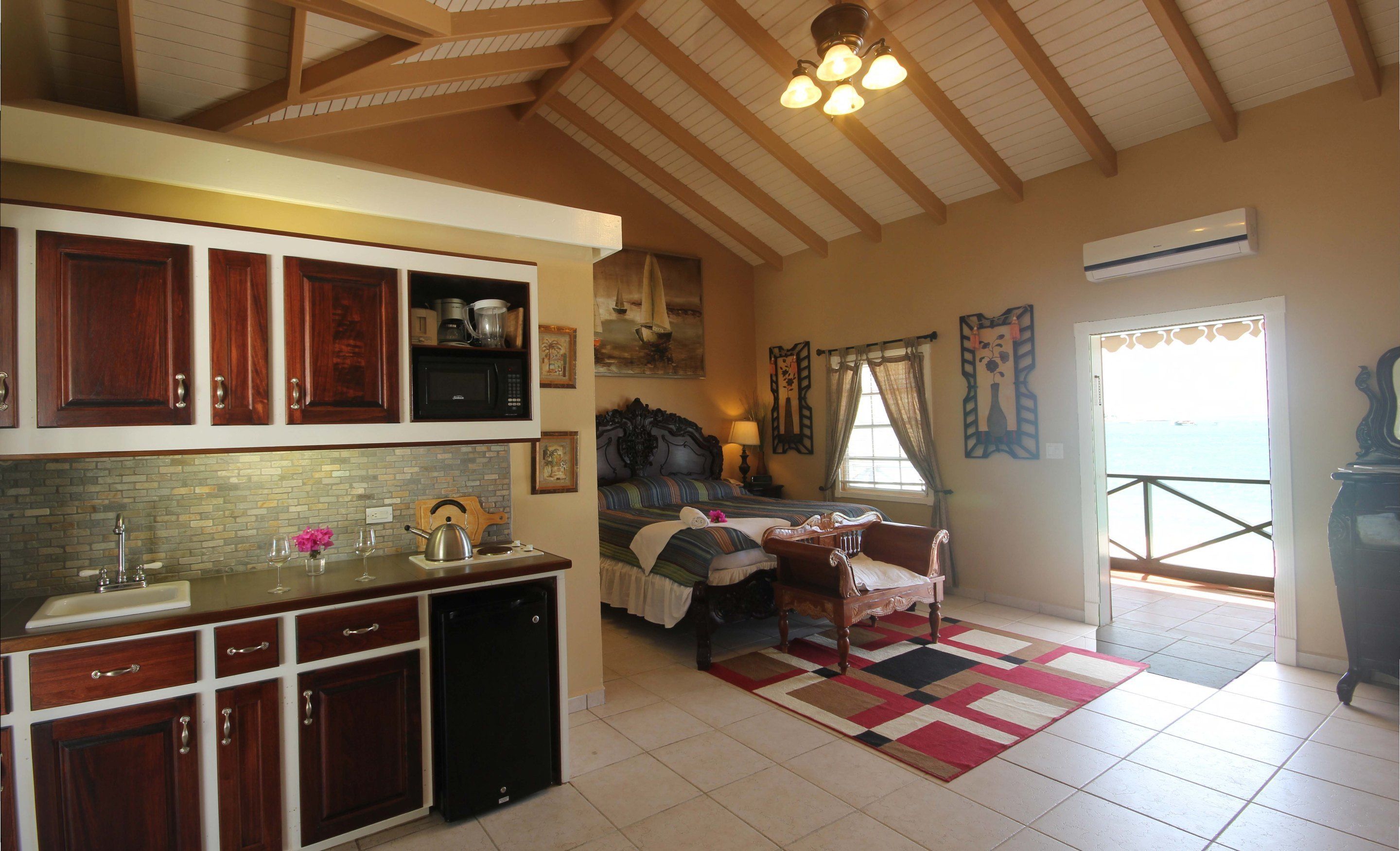 Um quarto espaçoso com cozinha, cama com vista e área de refeições.