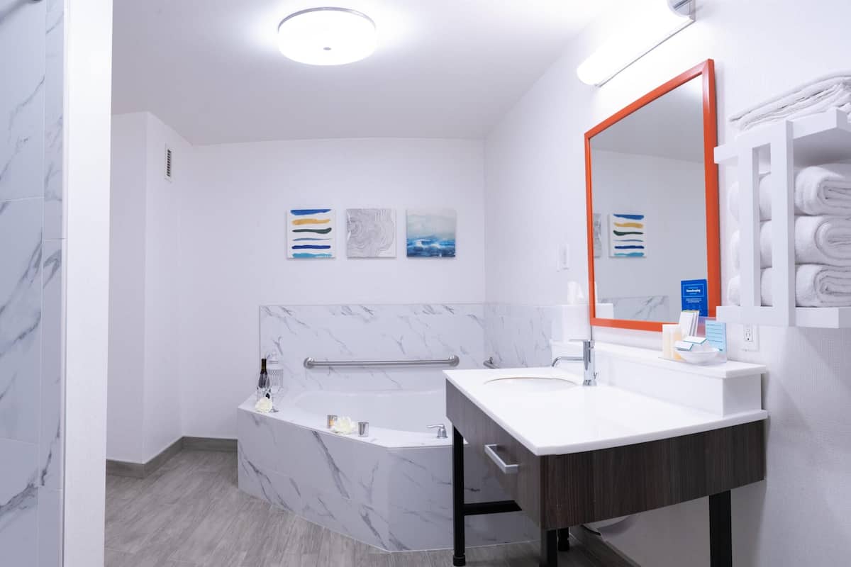 Suíte, 1 cama King, para não fumantes | Banheiro | Chuveiro, produtos de toalete grátis, secador de cabelo