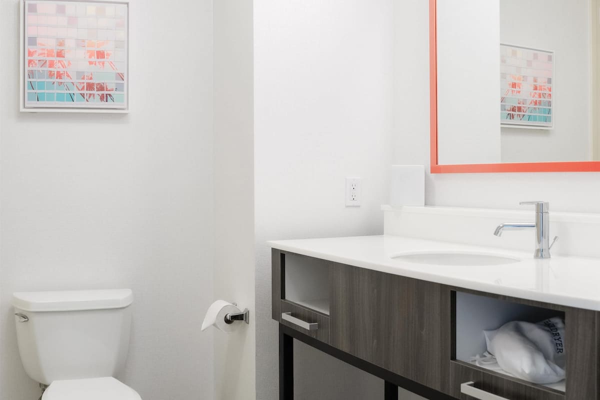 Quarto standard | Banheiro | Chuveiro, produtos de toalete grátis, secador de cabelo