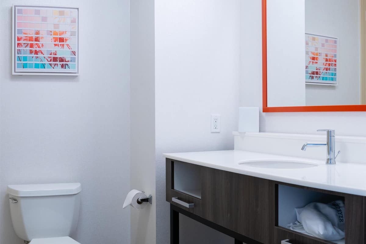 Chuveiro, produtos de toalete grátis, secador de cabelo