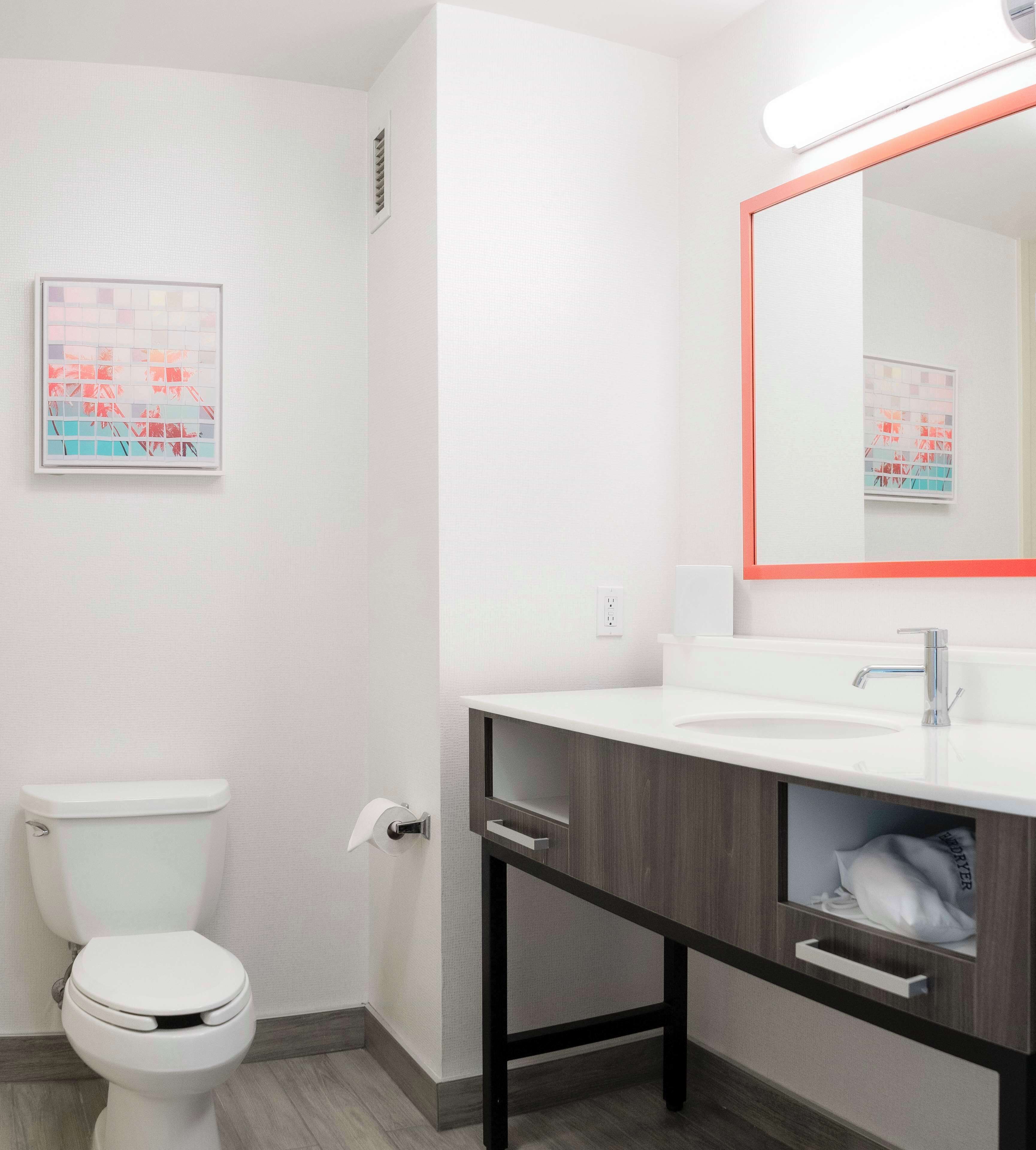 Um polibã, artigos de higiene pessoal grátis, um secador de cabelo 