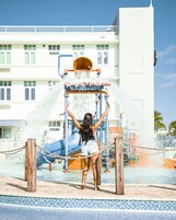 2 piscinas exteriores, guarda-sóis, espreguiçadeiras