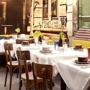 Café da manhã continental todos os dias mediante uma taxa