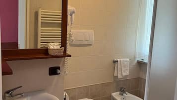 Quarto Twin Comfort | Casa de banho | Um polibã, um chuveiro fixo, artigos de higiene pessoal grátis, um bidé