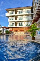 Piscina externa, guarda-sóis, espreguiçadeiras