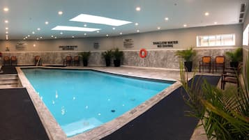Piscina interna com sinalização clara indicando área rasa e proibição de mergulho.