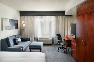 Roupas de cama premium, escrivaninha, cortinas blackout