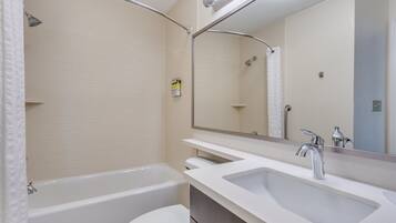 Uma combinação polibã/banheira, artigos de higiene pessoal grátis