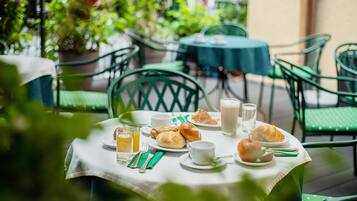 Pequeno-almoço tipo buffet diário (21 EUR por pessoa)