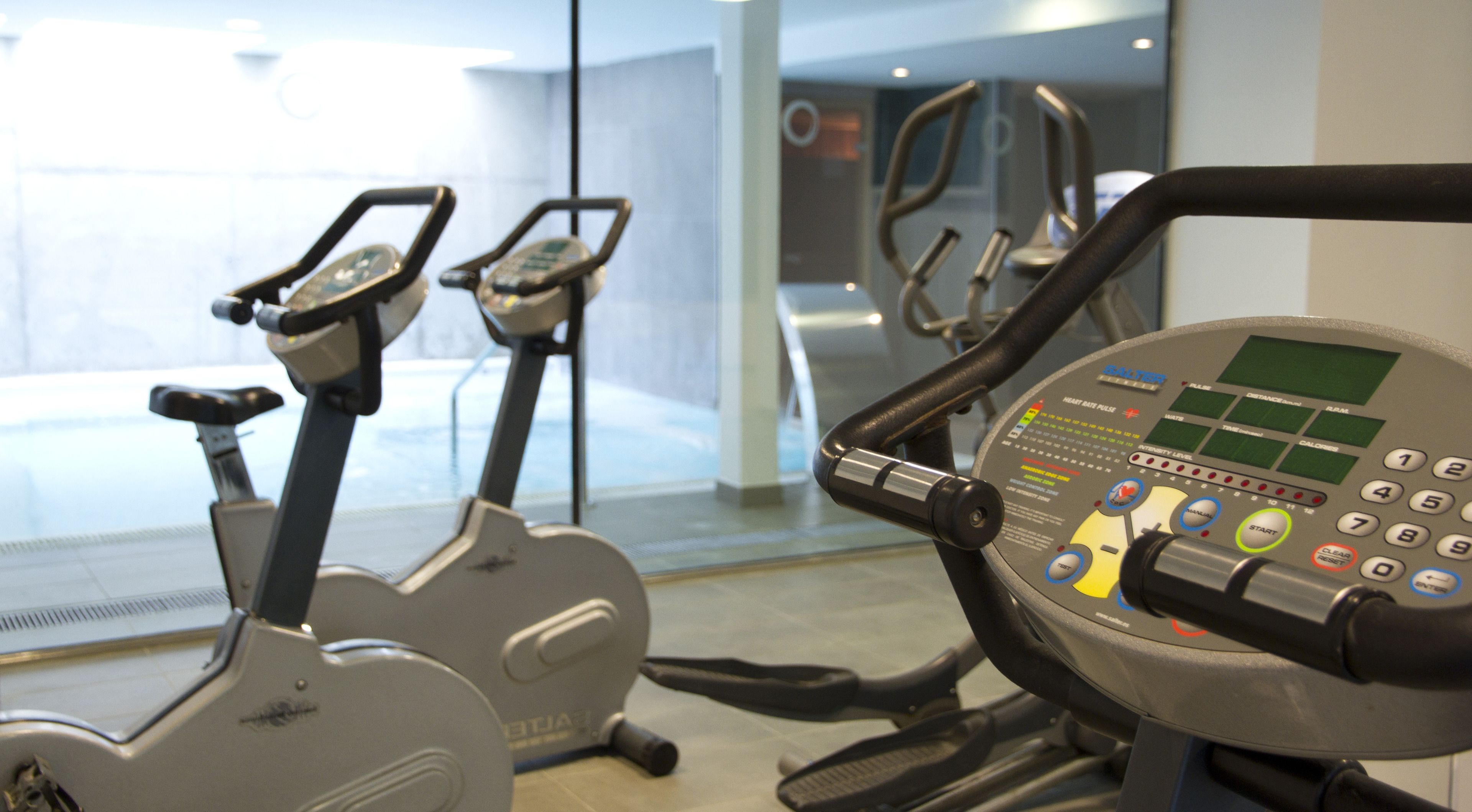 Equipamento de exercícios com visor digital e painel de controle.