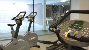 Equipamento de exercícios com visor digital e painel de controle.