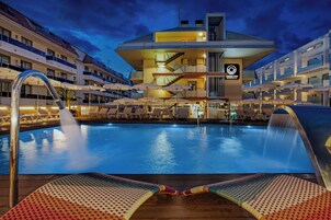 Piscina exterior, guarda-sóis, espreguiçadeiras 